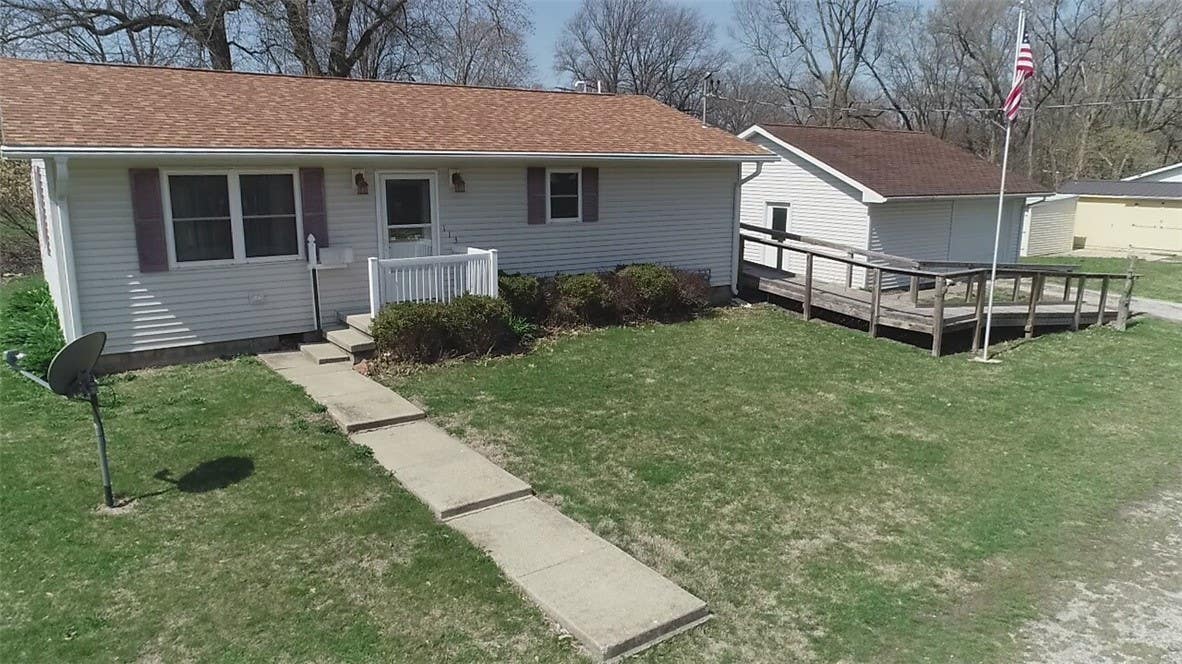 113 N ELM ST, WINDSOR, IL 61957 Single Family Residence For Sale | MLS ...