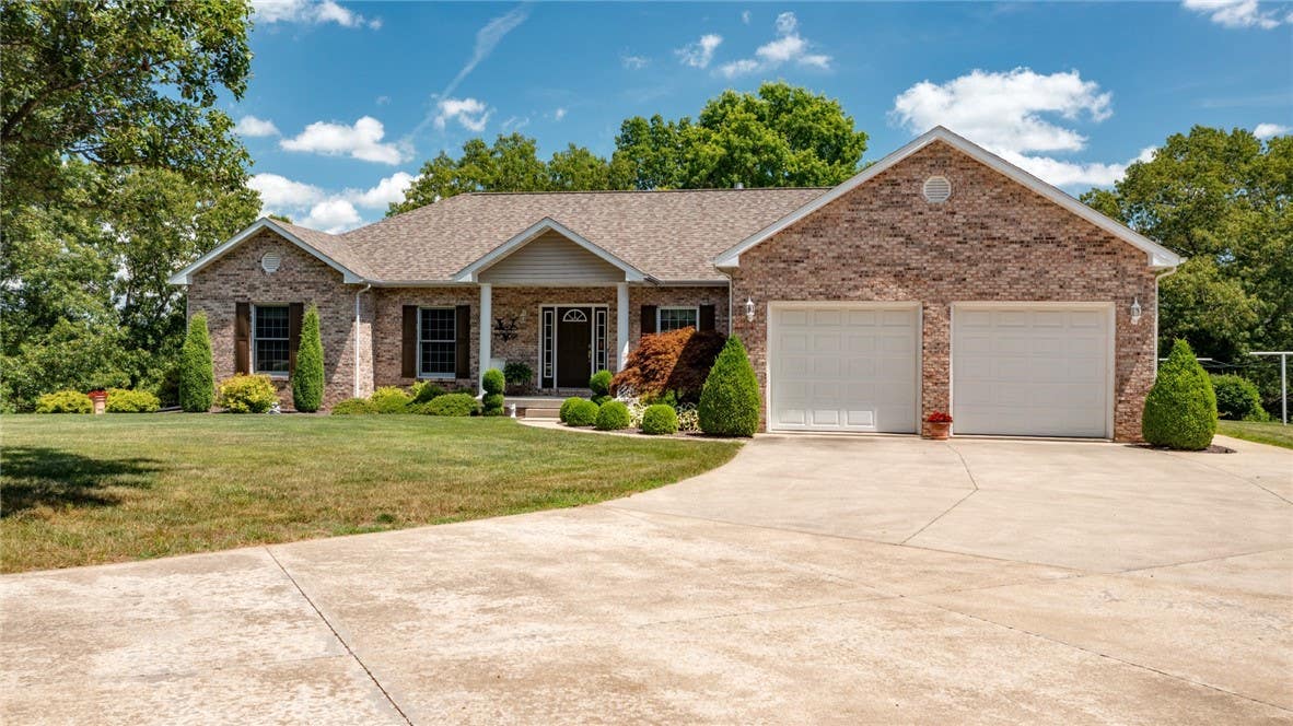 8434 N MEADOWVIEW RD, EFFINGHAM, IL 62401 | RE/MAX