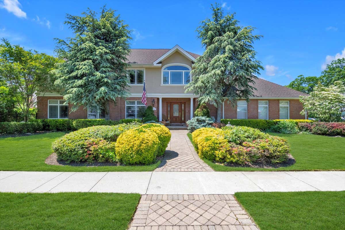 251 WILMOT DR, HEWLETT, NY 11557 | RE/MAX