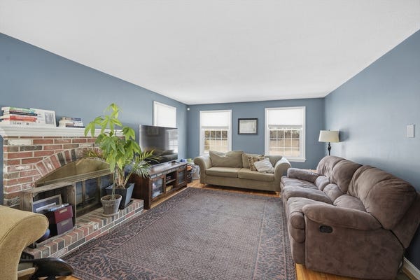 86 OAK LN, FEEDING HILLS, MA 01030 | REMAX