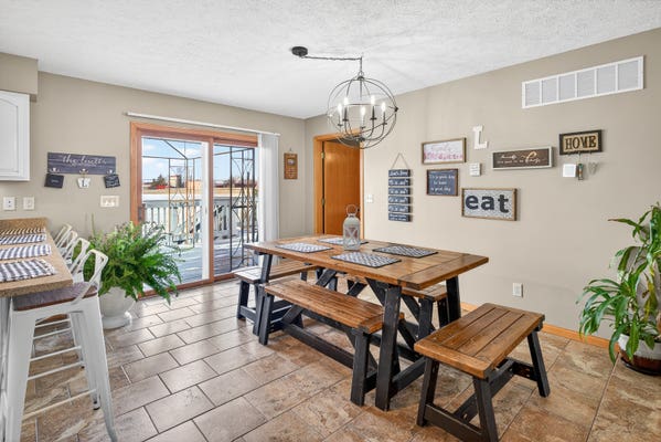 2712 N 13TH ST, CLINTON, IA 52732 | REMAX